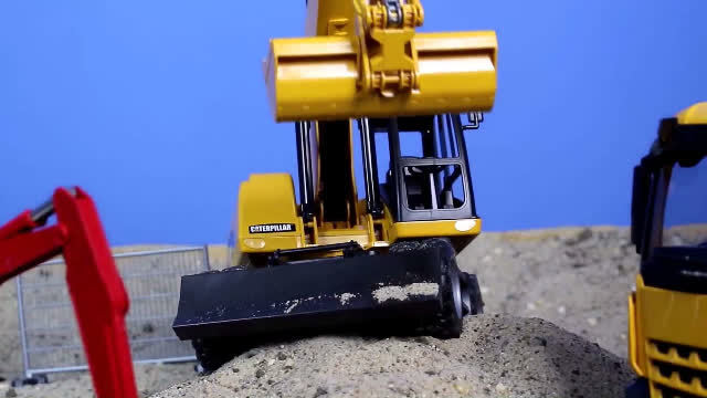 卡通动画,工程车玩具,翻斗车、巨型挖掘机修路