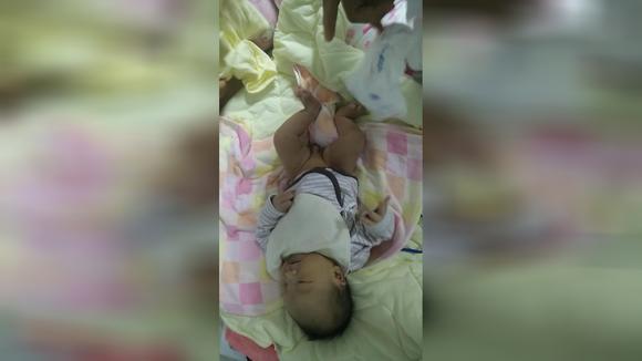 宝妈必学:教你怎么给新生宝宝换尿不湿