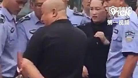 城管执法简单粗暴 光头哥怒斥城管知法犯法