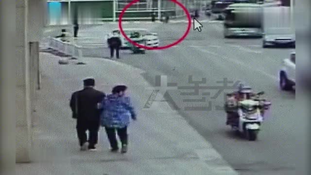 交通安全莫忽视!女子骑电动车抢道被撞倒受伤……