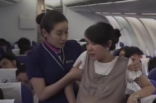 怀孕十个月孕妇早产,吓得男友在飞机上大吼大叫,这可如何是好!