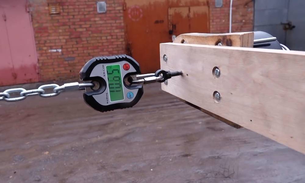 1米长的螺旋桨转动后能拉住吗?老外进行实验,吃奶的劲都使出来了