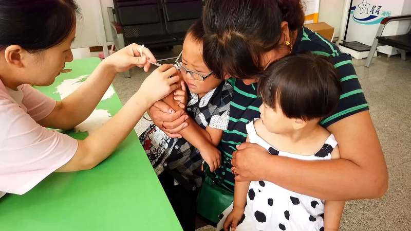 小妹不小心被狗咬,哥哥带着去医院,打针忍着不敢哭