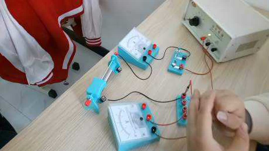 遇到实验题,直接通过亲自实验,观察现象,分析问题