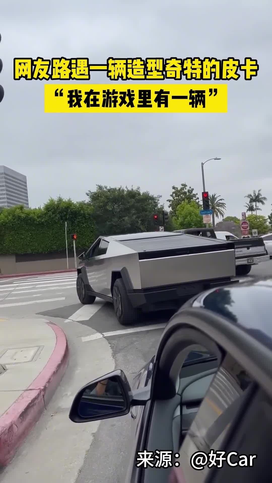 网友路遇一辆造型奇特的皮卡。网友:我在游戏里也有一辆