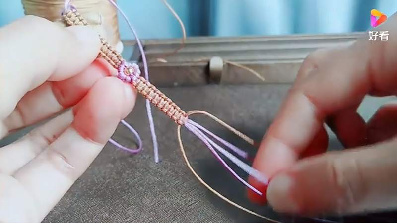 1颗金珠3根线,金珠做花心花瓣用线编,做成的戒指真好看