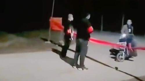 小伙骑电动车想闯卡,值班人员一顿功夫表演,吓退对方