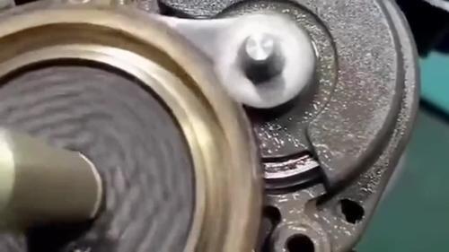 看了半天没有看明白这是什么设备,也不像是手表,转动不可能这么快