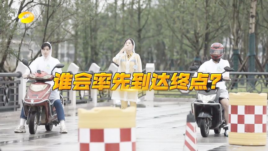 下雨天佩戴头盔,是保驾护航还是增加安全隐患,记者实验为您揭晓