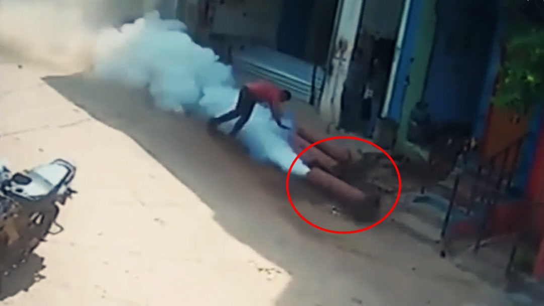 工人操作失误气瓶突然爆炸飞出70米 多辆汽车建筑受损