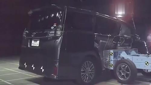 丰田埃尔法的撞击测试,售价百来万的保姆车,这质量.