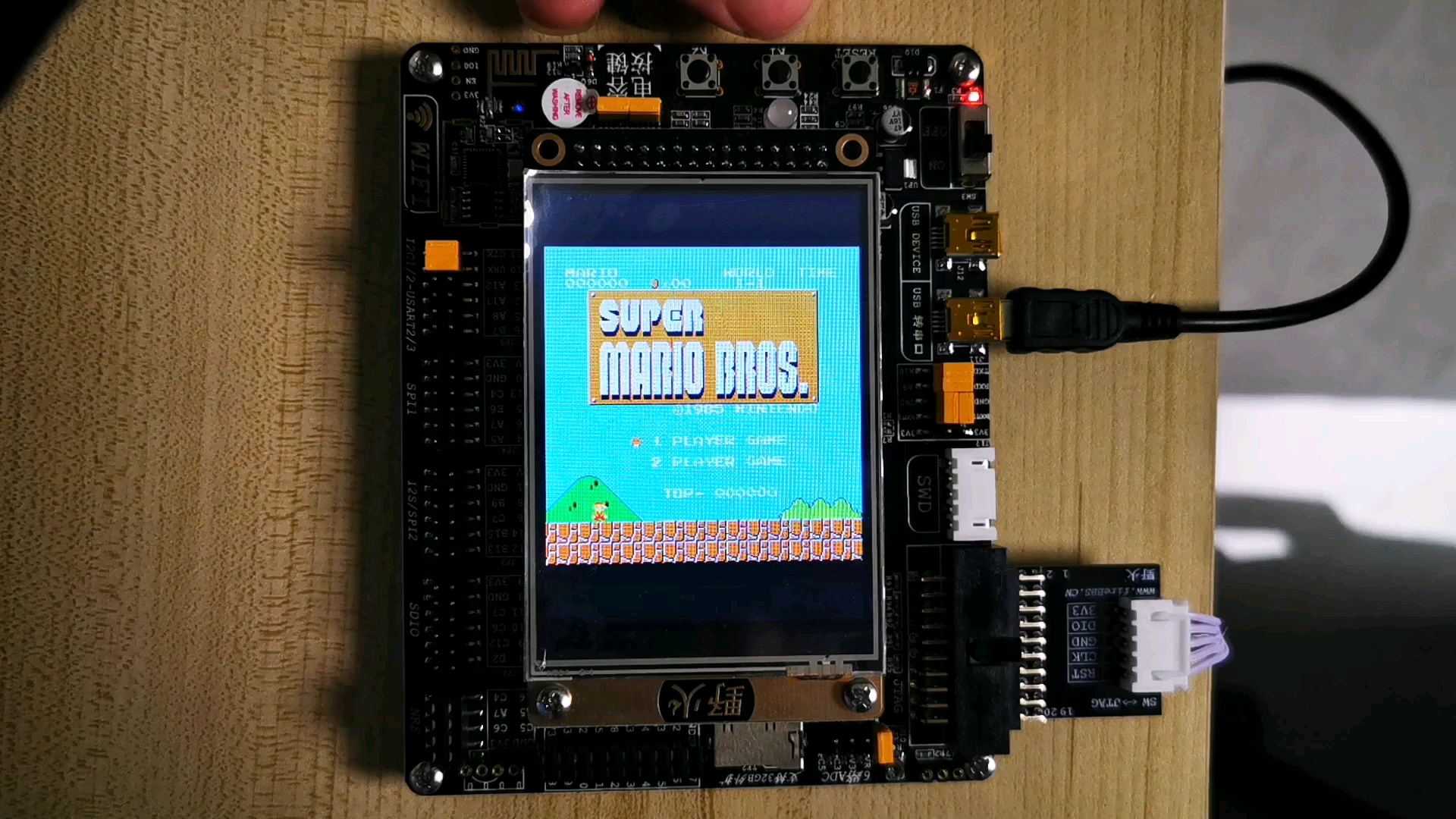 《马里奥》终于在STM32F103跑起来了。主要移植的画面渲染和操作...
