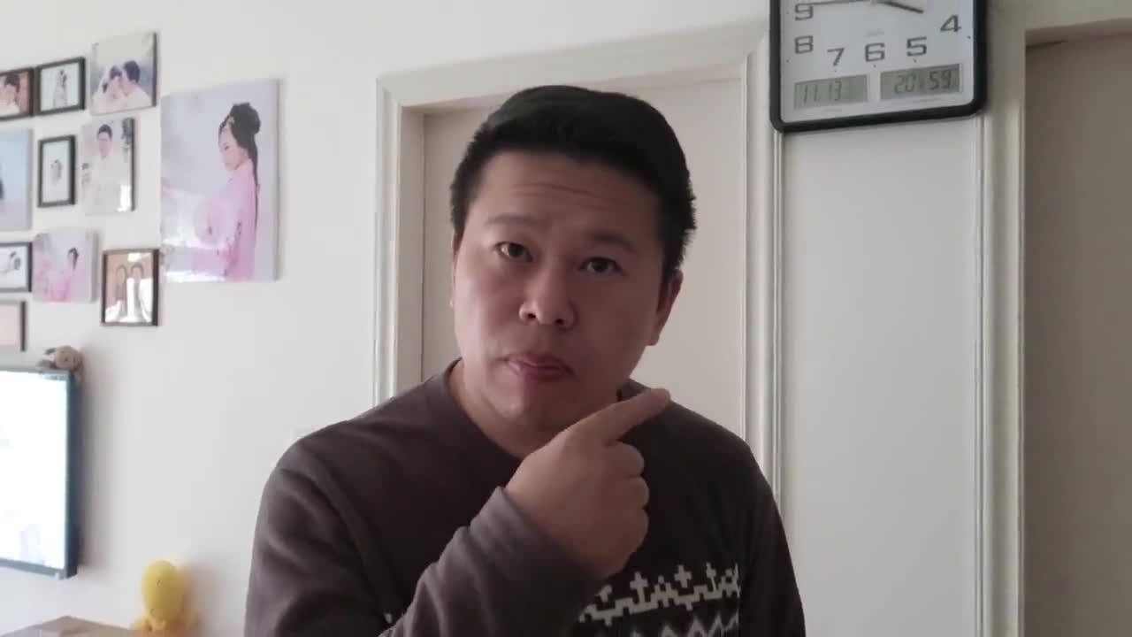 1岁宝宝被手机坑了,爸爸的花椒梨不好吃吗?