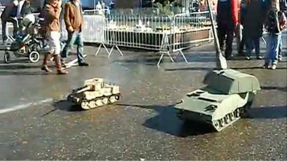 模型小坦克和遥控自行火炮,炮塔好灵活