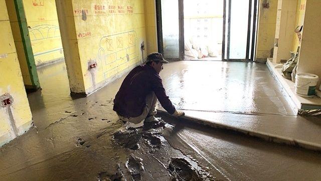 地暖找平要加豆石,师傅诉苦沙子涨价分量变少,也就赚个辛苦钱!