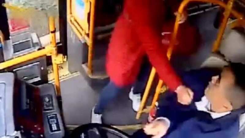 ...司机被迫紧急制动停车】12月15日,广东潮州,一女乘客在行车时捶打...