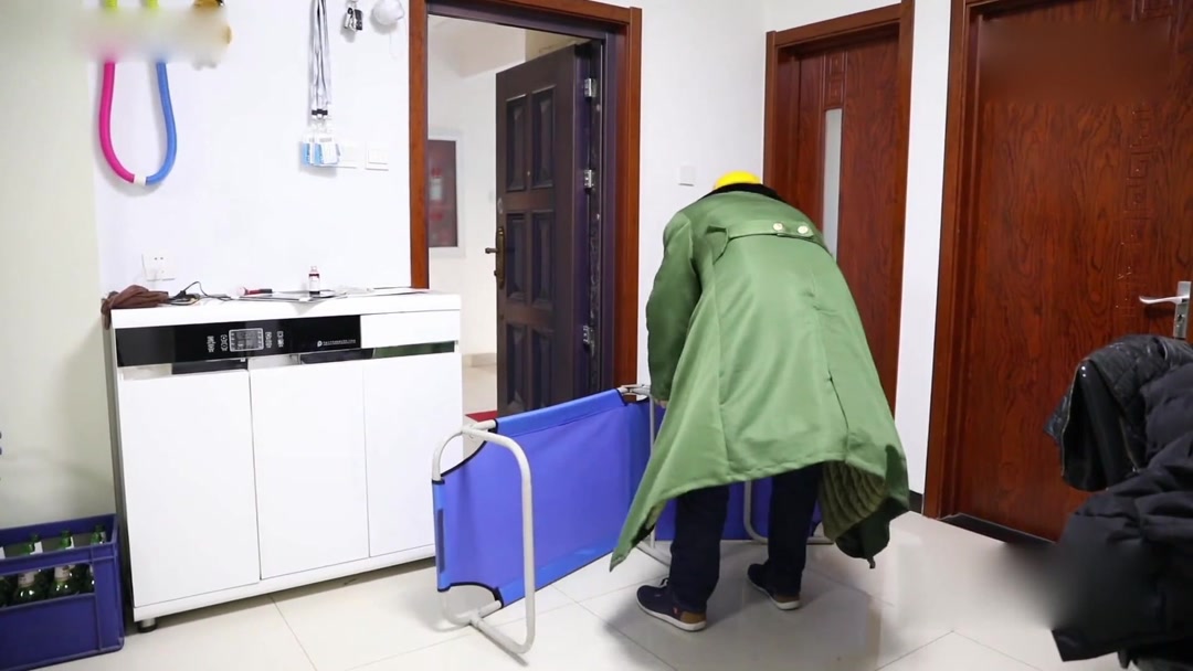恶霸老板拖欠农民工工资,民工带床去要账,场面霸气侧漏