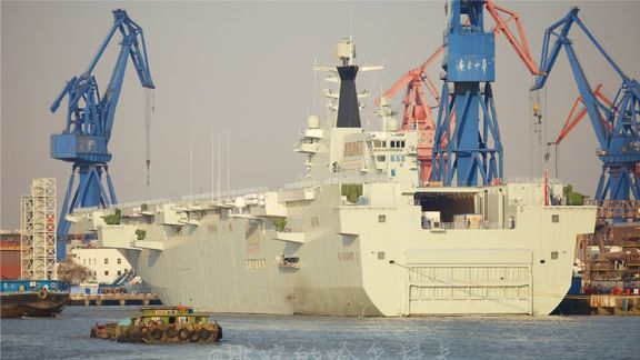 现场画面曝光!我国第二艘075两栖攻击舰首次试航 第三艘即将下水