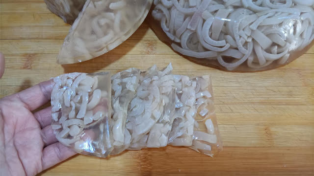 大妈做肉皮冻有秘诀,水的比例很重要