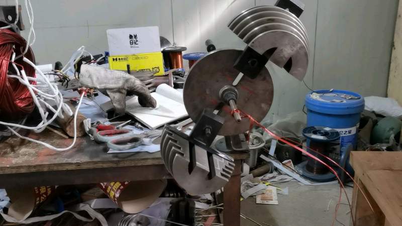 手摇绕线绕制同心线圈的方法