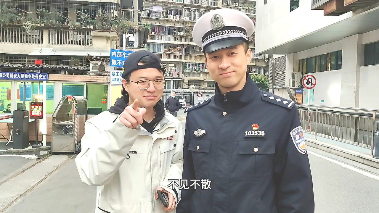 违法载人、加装雨棚、雨天骑行,交警在这个路口严查