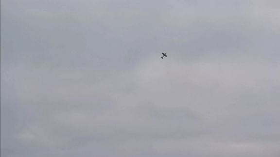 带上我心爱的航模飞机,冲上云霄,在冬日的寒风中畅游