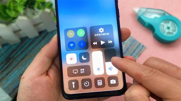 华为手机也可以用上iOS系统了,比苹果还流畅,大型游戏随便玩