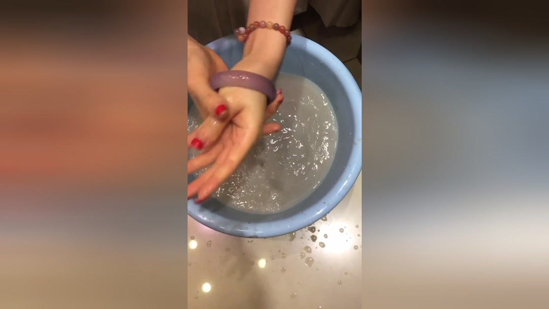 最美紫罗兰! 紫罗兰玛瑙玉髓手镯,质地通透,紫光萦绕!长期佩戴有紧致...