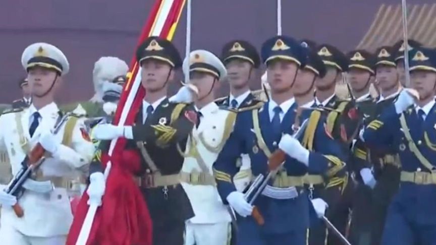 现场!八一天安门广场升旗仪式:脚步铿锵,国歌嘹亮