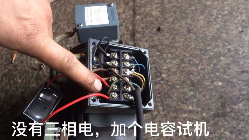 电机带着刹车,断电立即停机,全靠里面的电磁制动。