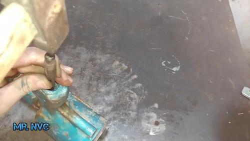 小伙维修翻新气动拉铆钉枪,这外表成色可能是这两天做旧的