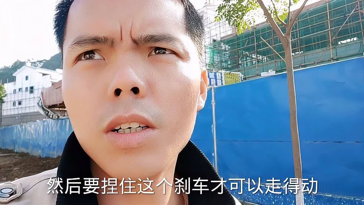 电动车要捏住刹车不放才能正常走,松掉刹车走一下就停,什么原因