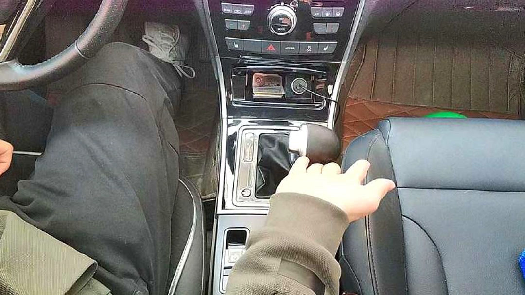 自动挡手自一体,如何切换到手动模式?需要踩刹车或松油门吗