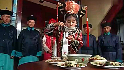 《还珠格格》75:皇宫的礼仪也太多了,吃饭也要有礼仪,小燕子气的怒甩...