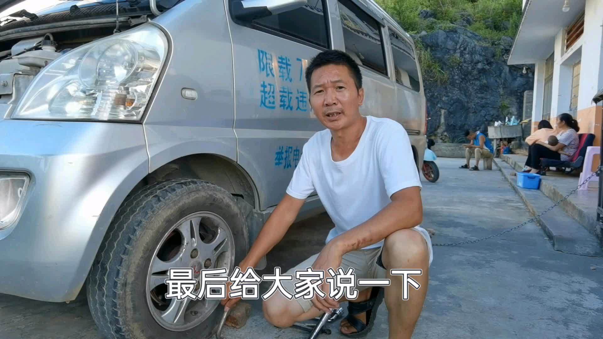 农村大哥为了省几十块钱,自己在家换刹车片,自己动手丰衣足食