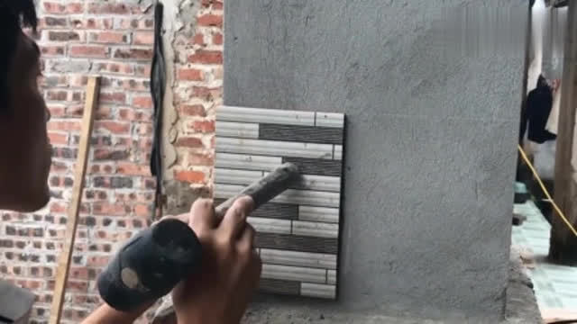 新来的贴砖小伙用这个方法砌墙,那不是可以省很多水泥砂浆的节奏?
