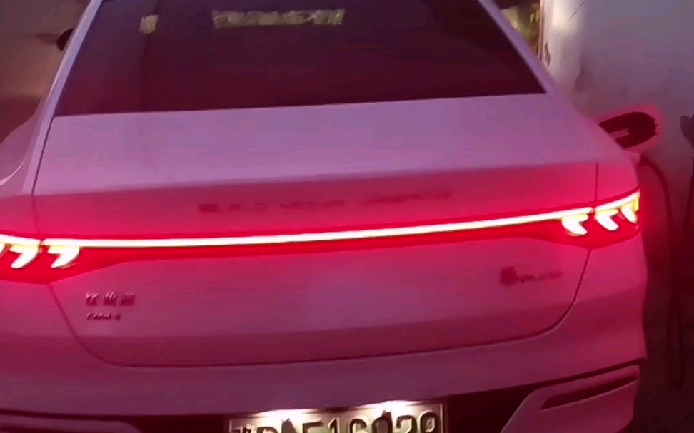 比亚迪秦PLUS-DMI一个隐藏小技能kick down“鸡血开关”