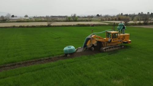 管道铺设神器一边走一边埋,这才叫效率,大大的缩短了施工的周期