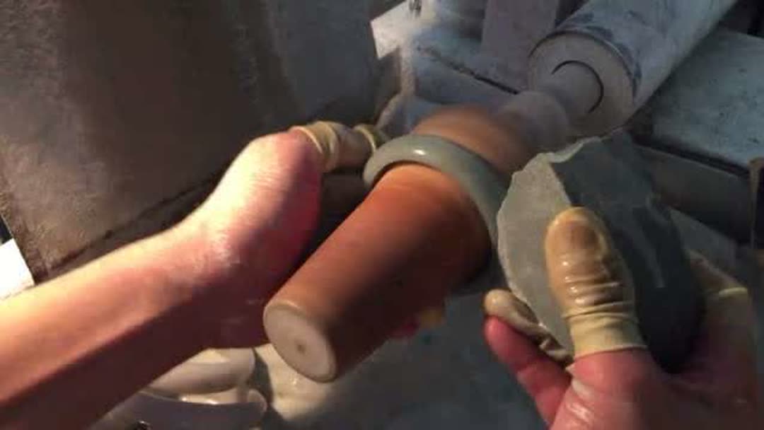 一块普普通通的翡翠原石,经过切割,打磨后价格竟这么高