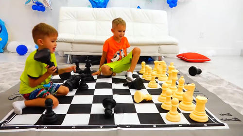 熊孩子玩国际象棋不守规矩,真是太不像话了!