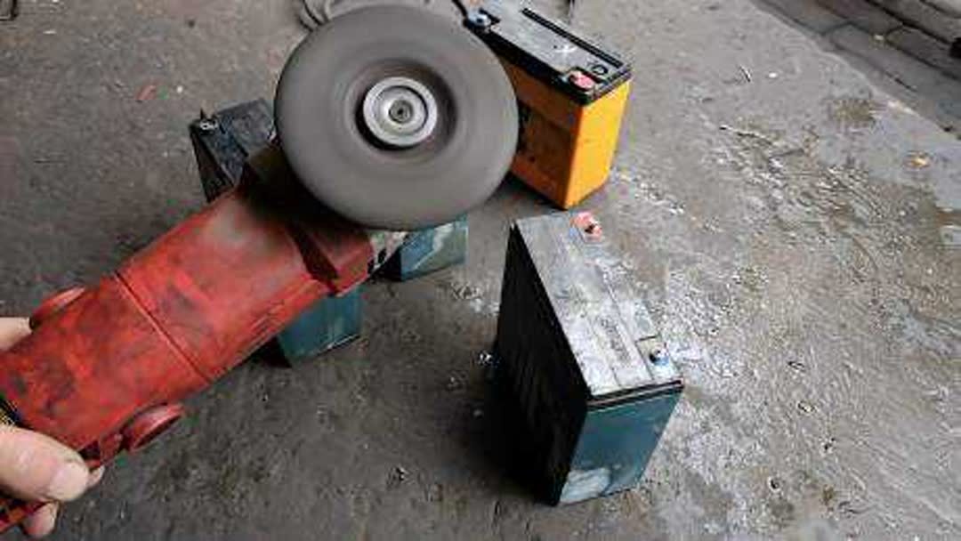 只要几节电动车破电瓶,轻松就能带动角磨机工作,现场揭开真面目