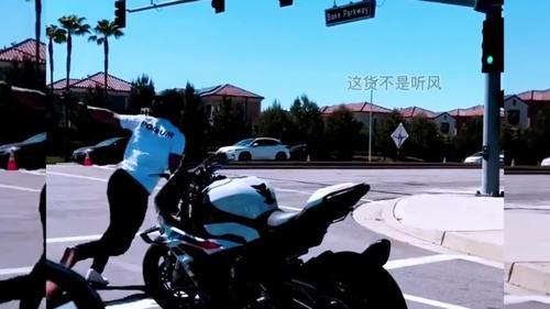 男子在大街上控制红绿灯还成功了,这操作旁边的男子愣住了,还能这样