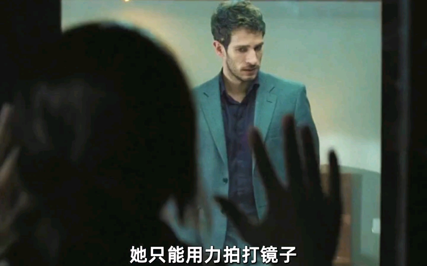 女人为了测试男友忠诚度躲进密室,不料却忘记带钥匙(1)
