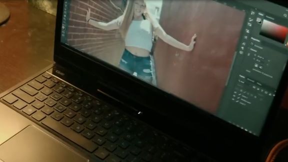 女人玩个PS,竟硬生生的把脸给修没了!一部惊悚短片