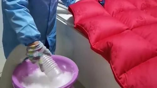 第一次见到这样做羽绒被的,一看就是个有钱人家,被子都做鸭绒的!