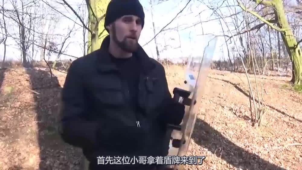 警察专用防爆盾有多结实?小哥一通猛虎操作,仔细看别眨眼
