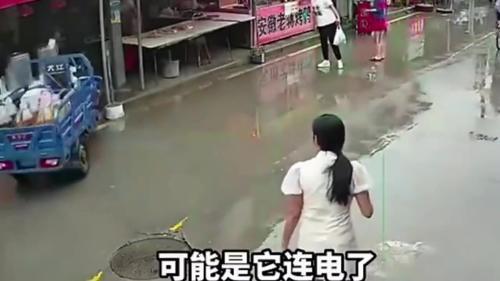 三轮车没人突然自己启动,旁边摊子倒霉了