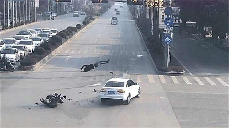 电动车闯红灯被撞,事故责任判定一出,很多网友表示无奈!