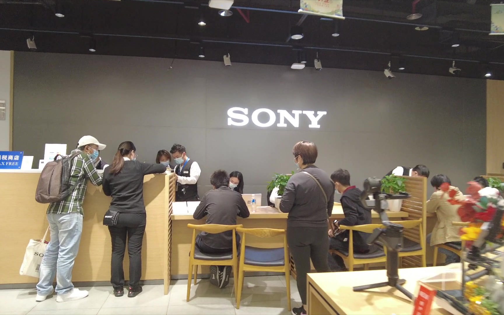 我花了1000元预订了索尼sony最新全画幅微单A7M4,网上抢不到,只能...