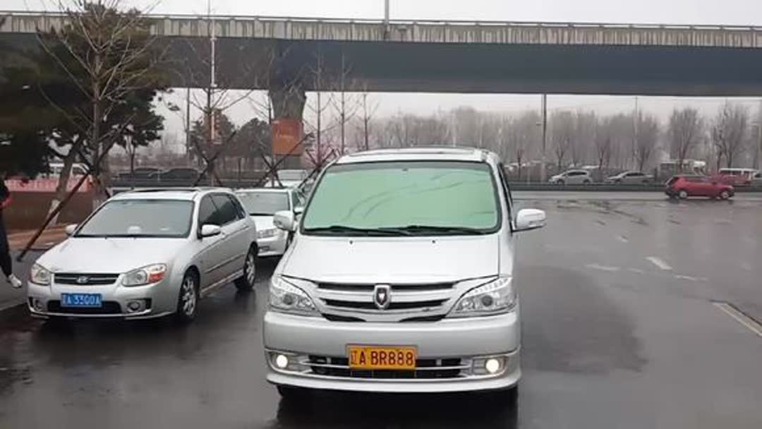 有点儿小瑕疵的面包车便宜出卖。自动挡2.7发动机。开着太好了。